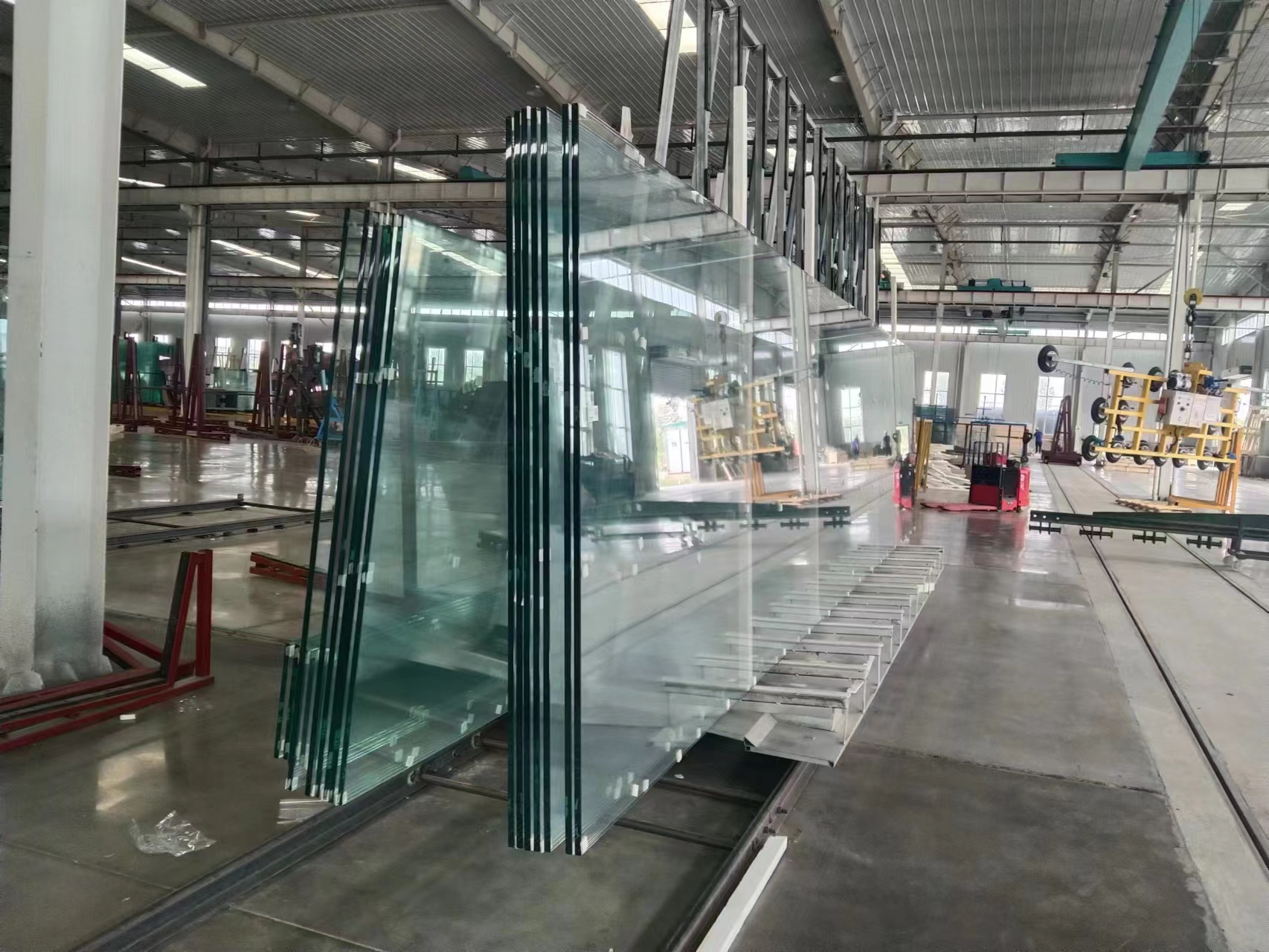 BYD Hiper 4S Store Chooses Yongyu Glass 19mm Low Iron Jumbo Tempered Glass